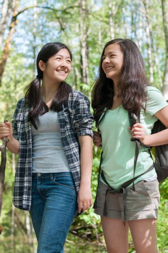두 10대 걸스 하이킹 In The Woods 아시아판 혼합됨 민족 가족에 대한 스톡 사진 및 기타 이미지 가족 공유 개념