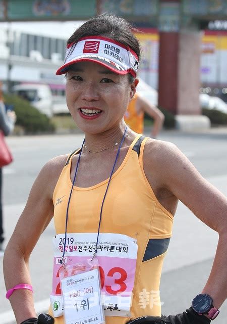 2019 전북일보 전주 전국마라톤대회 금빛 질주 하프부문 1위에 허드슨·노은희