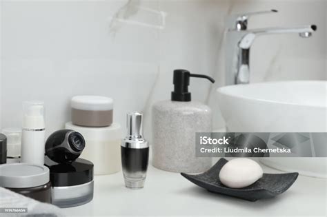 욕실의 테이블에있는 다른 세면 도구 사이에 숨겨진 카메라 웹캠에 대한 스톡 사진 및 기타 이미지 웹캠 숨음 화장실 건축물