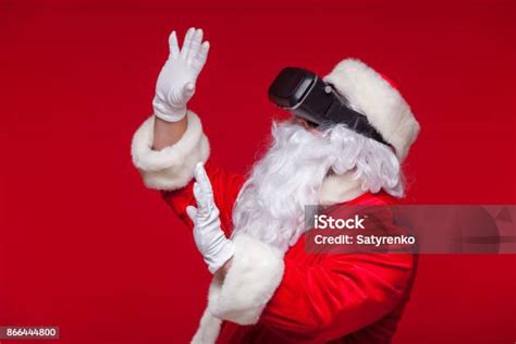 산타 클로스 입고 가상 현실 고글 빨간 배경에 크리스마스 유리잔에 대한 스톡 사진 및 기타 이미지 유리잔 인터넷 3차원 형태 Istock