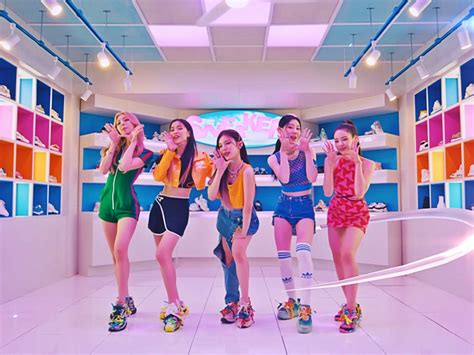 Itzy Sneakers Joonerix Itzy Clothes Poses