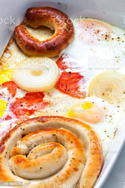 계란으로 구운 양파를 곁들인 와인 소시지 사우지 토마토 건강한 식생활에 대한 스톡 사진 및 기타 이미지 건강한 식생활 계란