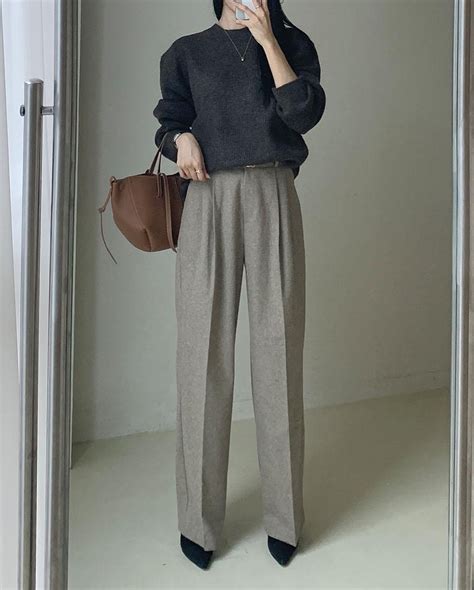 직장인 데일리룩 잇웨어리브🕊️ 코디기록 브라운컬러와 베이지컬러의 톤온톤코디 클래식한 컬러감이 담긴 겨울아이템을 만나보세요 🏷️ 코디정보 오버핏 하찌 라운드 니트