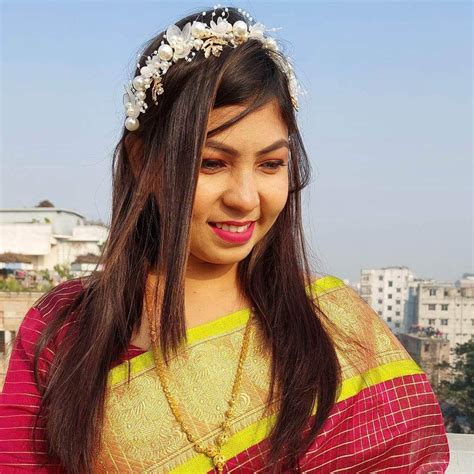 গোলাপ ফুলের কানের দুল আর অনেক সুন্দর হেড পিস। গোলাপ ফুলের কানের দুল আর অনেক সুন্দর হেড পিস