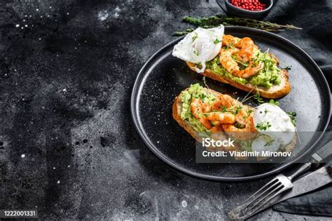 신선한 새우를 얹은 샌드위치 아보카도에 달걀을 얹은 새우 건강한 음식 스칸디나비아 요리 검은 색 배경입니다 맨 위 보기 복사 공간 건강한 식생활에 대한 스톡 사진 및 기타