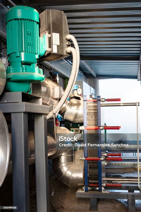온도에서 분리된 현대 기술 에어컨 산업 장비 파이프 고기에 대한 스톡 사진 및 기타 이미지 고기 생산 라인 강철 Istock