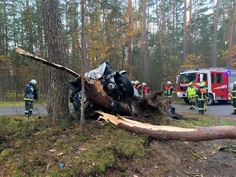 Unglaublich Mann Prallt In Bayern Mit Elektroauto Frontal Gegen Baum