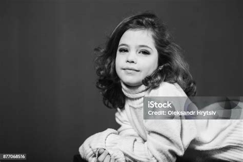 Gadis Kecil Cantik Dengan Rambut Coklat Dalam Sweater Ringan Dan Rok