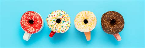 파란색 배경에 뜨거운 음료와 맛있는 도넛과 컵 과자 베이커리 패스트리 커피 숍의 개념 배너 플랫 레이 상단 보기 0명에 대한 스톡 사진 및 기타 이미지 Istock