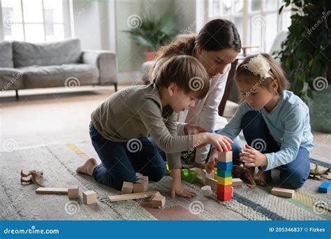 Madre Vicina Che Gioca Con Figlio E Figlia Immagine Stock Immagine Di