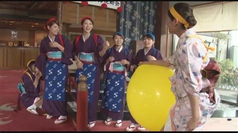 新人仲居さんが恥ずかしいけど一生懸命 着物をめくって下半身丸出しダッシュ！！ 赤面大運動会＋温泉街で一番の美人若女将 Avチャンネル