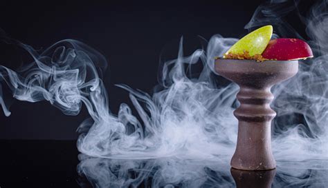 담배와 과일 Hookah 그릇 두 사과와 검은 배경에 연기 0명에 대한 스톡 사진 및 기타 이미지 0명 감귤류 과일 과일