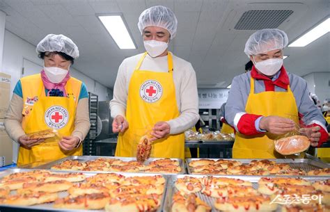 꼼꼼히 빵을 포장하는 안재욱 포토 ｜스포츠동아