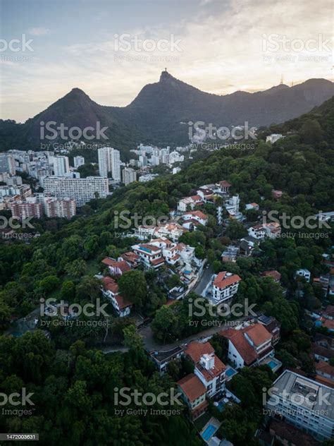 도시 건물과 녹색 열대 우림 산에 대한 아름다운 공중보기 0명에 대한 스톡 사진 및 기타 이미지 0명 Atlantic