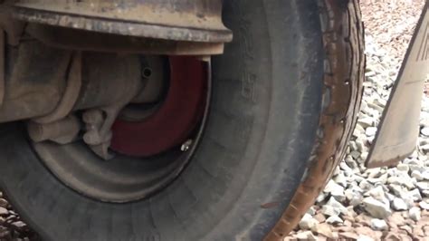 Rozgrzana do czerwoności tarcza hamulcowa w ciężarówce Glow brake disc