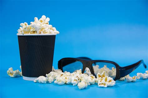 활기찬 파란색 배경 영화 배경에 확산 팝콘과 3d 검은 영화 안경 팝콘의 전체 검은 팝콘 상자 밝은 빛에 대한 스톡 사진 및 기타 이미지 Istock
