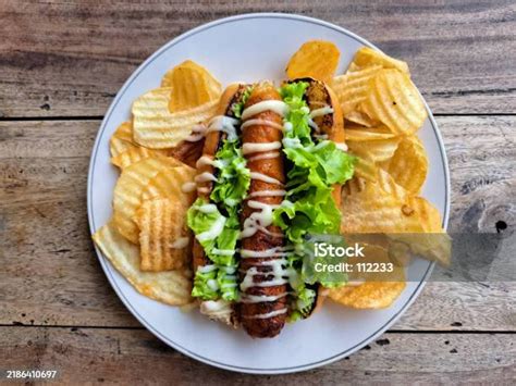 핫도그 롤빵 구운 소시지 야채 마요네즈를 곁들인 맛있는 슈퍼 핫도그 감자 칩과 함께 제공됩니다 음식 메뉴 평면도 0명에 대한 스톡 사진 및 기타 이미지 Istock