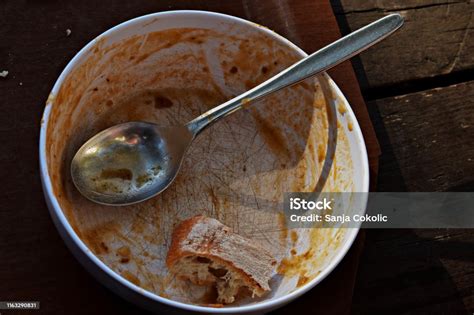 빵과 숟가락의 그릇 휘트 조각에 식사 음식 남은 식사 후 빈 그릇의 클로즈업 이미지 그릇에 대한 스톡 사진 및 기타 이미지