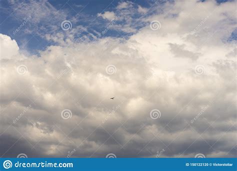 Mooie Blauwe Hemel En Wolken Creatieve Uitstekende Achtergrond Stock