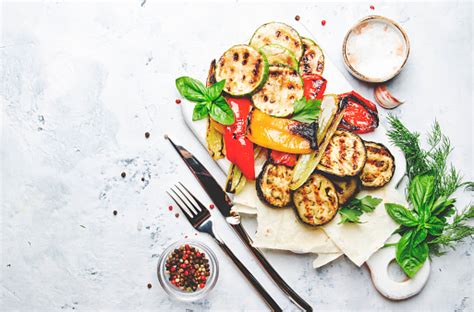 다채로운 야채 Aubergines 호박 구운 고추 양념과 그린 바 질과 가지 채소에 대한 스톡 사진 및 기타 이미지 가지