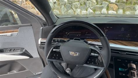 대통령 車 맞네… 럭셔리의 정수 캐딜락 더 뉴 에스컬레이드 [fn 모빌리티] 파이낸셜뉴스