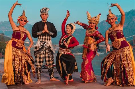 Cara Menunjukkan Budaya Yang Ada Di Indonesia Simak Berikut Ini Intisari