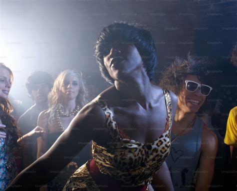 서로 주위에 서있는 사람들의 그룹 사진 Unsplash의 팝 이미지