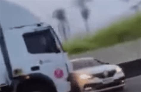Caminhão arrasta carro em rodovia para fugir de assalto veja imagens