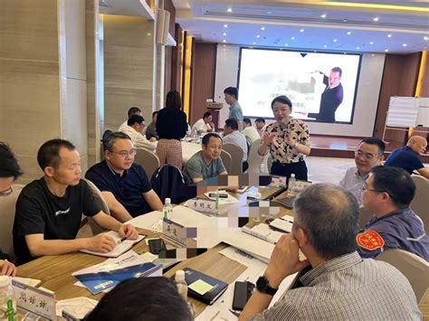 8月8日【企业人才发展顾问 李凤老师】给山西某电力公司讲授《企业薪酬设计》圆满结束。 帮助学员了解企业薪酬设计理念，及在设计中需规避的问题。为