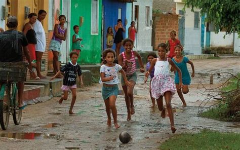 Fotógrafo expõe paixão nacional por peladas Cultura iG