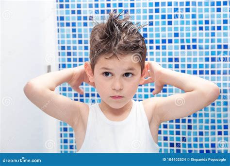 Capelli Bei Di Stile Del Ragazzo Con Il Gel Capelli Della Spazzola Il