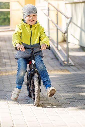 백인 소년은 야외에서 균형 자전거를 운전합니다 균형 자전거 개념 4 5세에 대한 스톡 사진 및 기타 이미지 4 5세 건강한 생활방식 귀여운 Istock