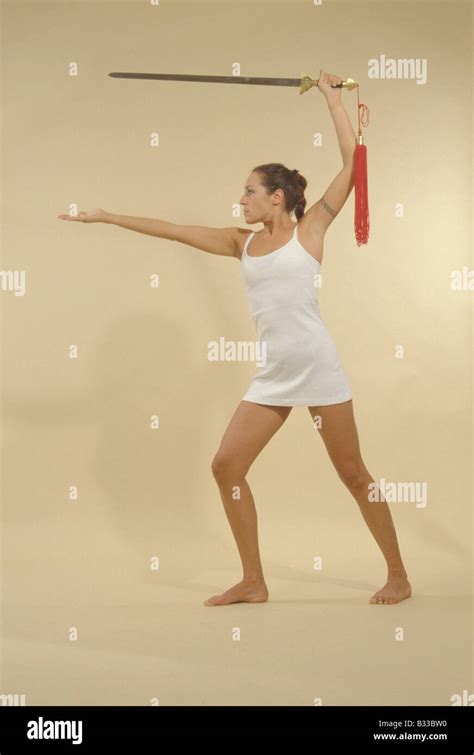 Femme Avec Epee Banque De Photographies Et Dimages à Haute Résolution Alamy