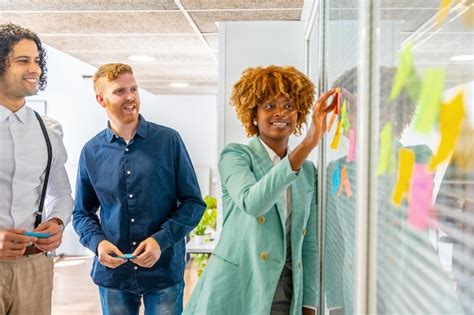 Premium Photo African Woman Using Postit During A Brainstorming