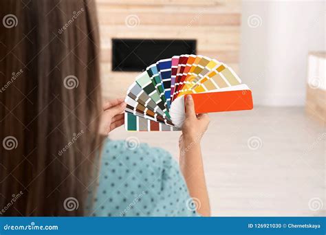 Interiorista De Sexo Femenino Con Las Muestras De La Paleta De Colores Foto De Archivo Imagen