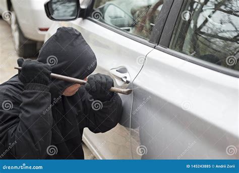 Voleur De Voiture Essayant De Diviser En Voiture Avec Un Tournevis Voleur Essayant De S