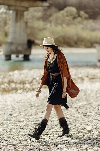 모자 프린지 판 쵸와 부츠 강 해변에 산책에 Hipster 세련 된 여자 Boho 여행자 여자 집시를 보면 여름 여행 대기