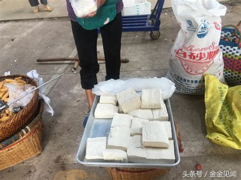 廣西欽州實拍鄉下奶奶自產的豆腐金金買了半斤下次見到還買 每日頭條