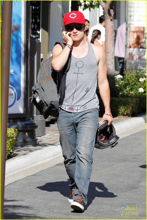 로스엔젤레스의 그로브를 걸어가는 조쉬 허처슨 해외 연예가 소식 네모판