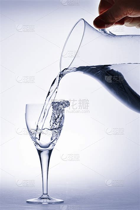 水壶把水倒进玻璃杯里