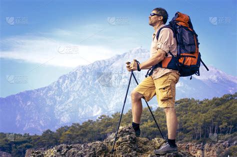 夏天徒步旅行山脉水平画幅早晨户外云景仅男人仅成年人山脊