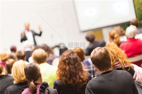 演讲者在商务会议上发表演讲会议厅内的观众商业和创业复制高清图片下载 正版图片502597519 摄图网