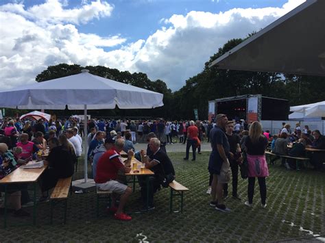 Der Volkspark Füllt Sich