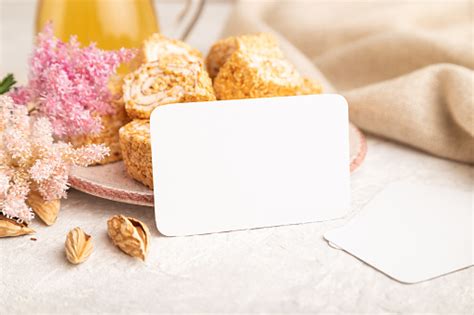 회색 콘크리트 배경에 전통적인 터키어 기쁨 과 흰색 명함 측면 보기 클로즈업 0명에 대한 스톡 사진 및 기타 이미지 Istock