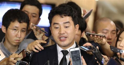 포토 노회찬 원내대표 빈소 앞 브리핑하는 정의당