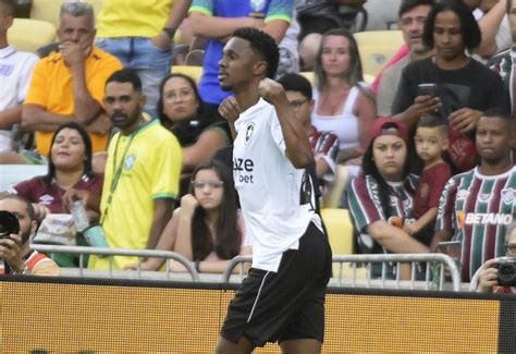 Clube Satélite Torcedores Do Botafogo Criticam Empréstimo De