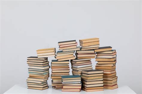 Ciencia Leyendo Muchos Libros Sobre Un Fondo Blanco En La Biblioteca En