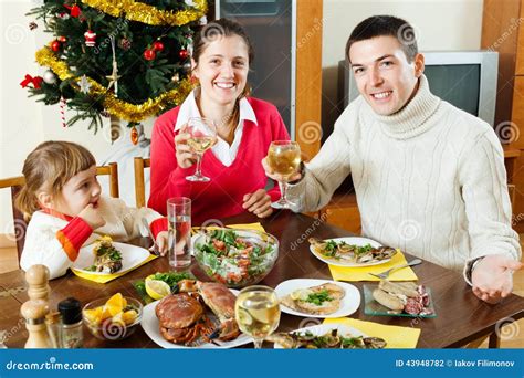 Familia Feliz De La Navidad De Celebración Tres Foto de archivo