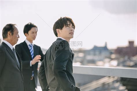 天台上休息放松的商务人士高清图片下载 正版图片502322463 摄图网