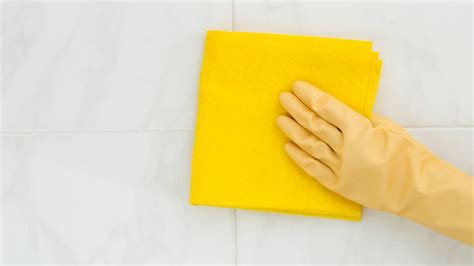 Cómo limpiar azulejos de la cocina y el baño fácilmente sin morirte del